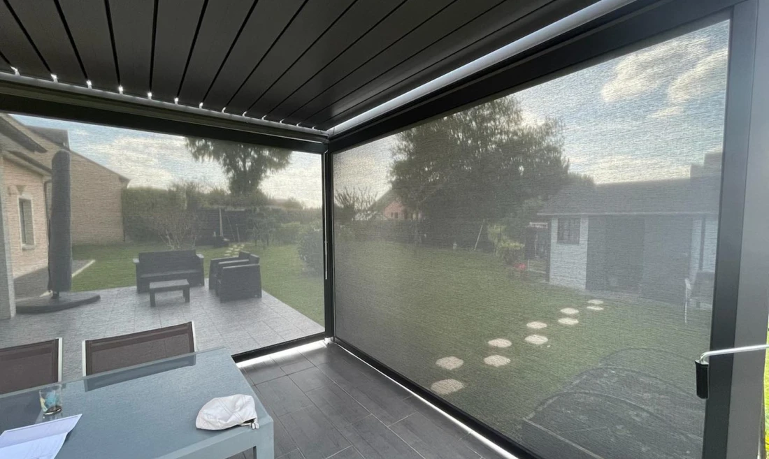 Pose Pergola - Une pergola bioclimatique - SAS Merienne