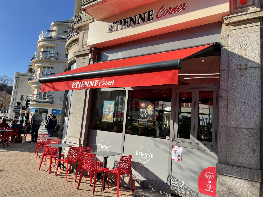 Embellissez votre devanture de commerce avec un store banne.
